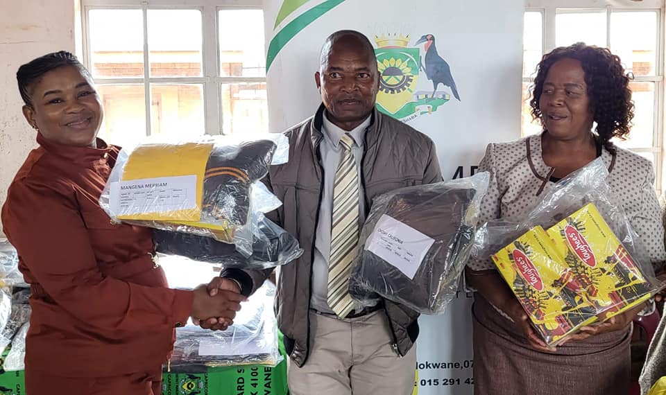 SIXTEEN LEANERS RECEIVE SCHOOL UNIFORM FROM EXECUTIVE MAYOR – CDM